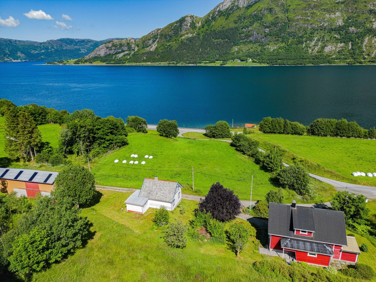 Innhaldsrikt småbruk på vakre Krokå - Jaktrett - Naust - 2 bustadhus